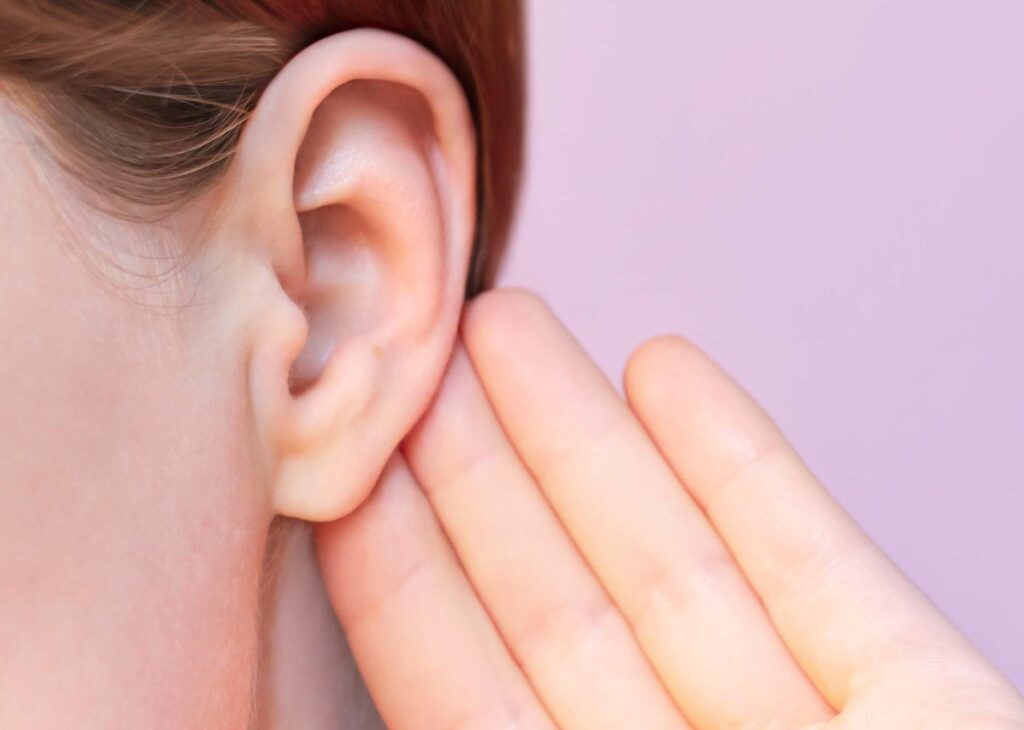 Sordera: causas, síntomas y cómo prevenirla - Clínica Eugenio Sue